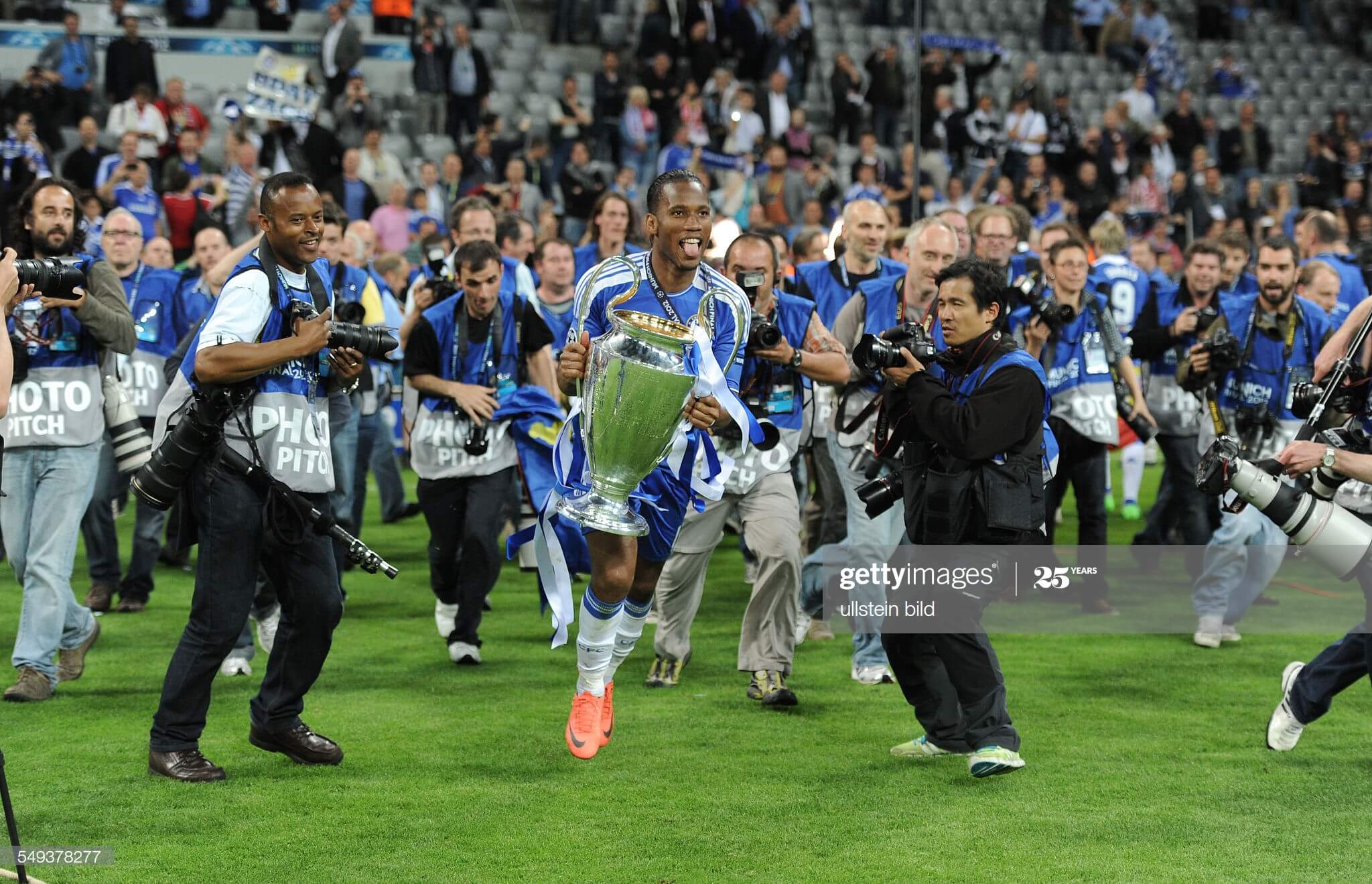 Chelsea Team Signed Champions League Final Match Ball 2012 - Golden ...